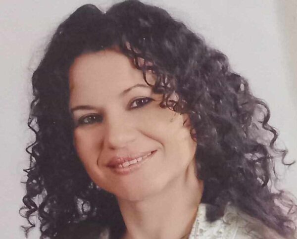 ANGELA KOSTA BOTON VËLLIMIN E RI POETIK "LIBRI NËN RRËNOJA" - Albspirit